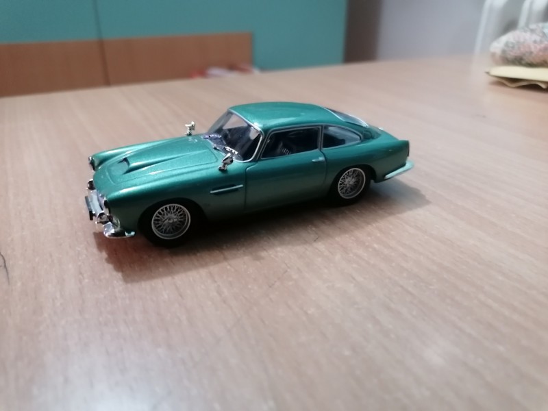 ASTON MARTIN DB4 1:43