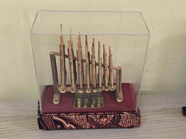 Ukras iz Indonezije muzički instrument