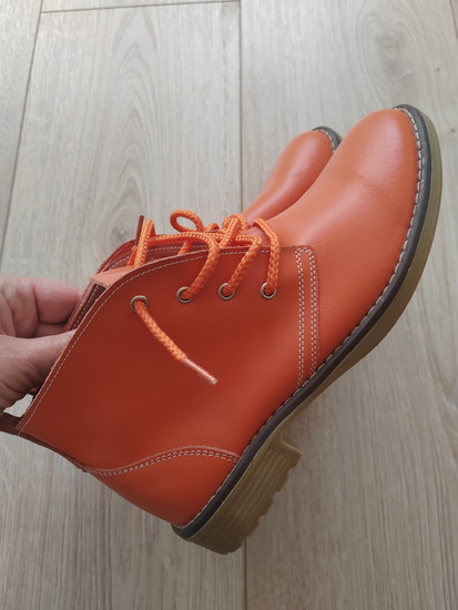 Nove kozne cipele
