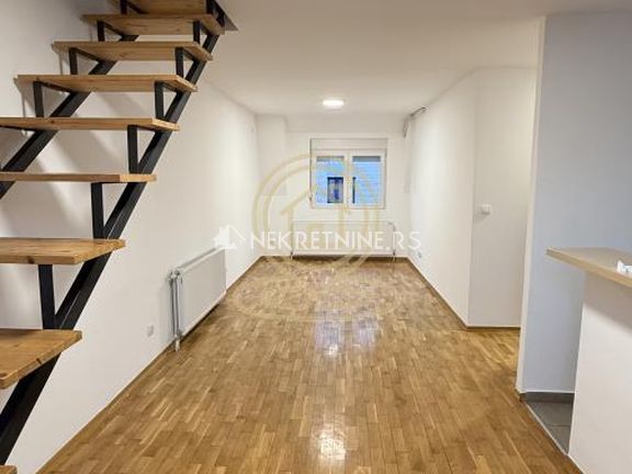 Duplex 80m² na odličnoj lokaciji, Zemun – pogodan za kancelarije ili stanovanje, Crnog duda