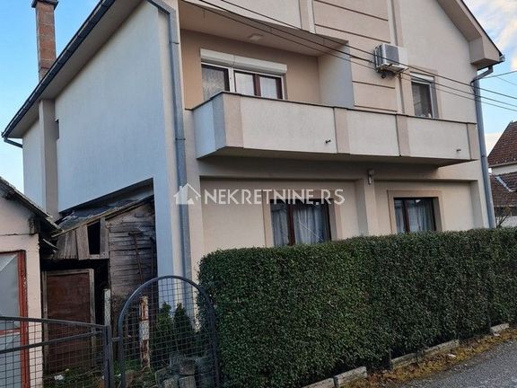 Kuća sa pomoćnim objektima - POVOLJNA ZA DVE VIŠEČLANE PORODICE