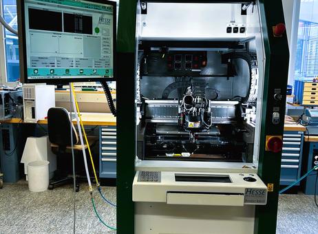 Poluprovodnička mašina Hesse Mechatronics BJ820
