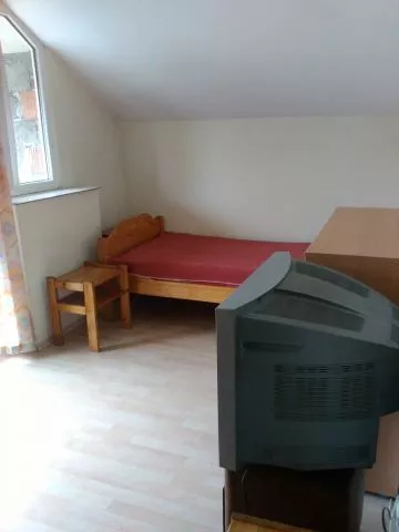 IZDAJEM SOBU U ZEMUNU
