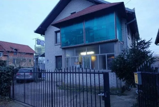 PRODAJEM KUCU U SURCINU
