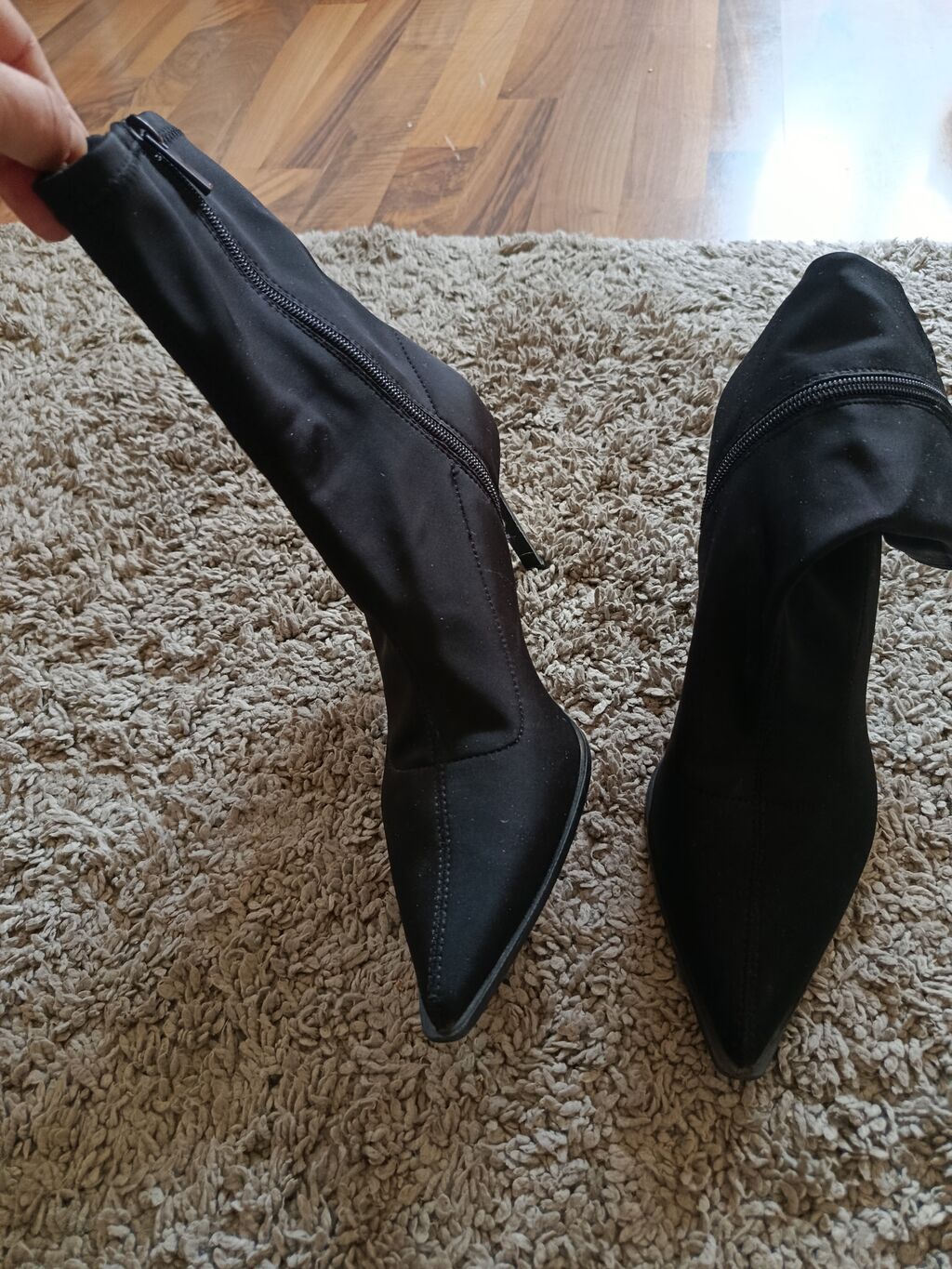 Crne ženske čizme-čarapice na štiklu - Model: uske “sock boots” do