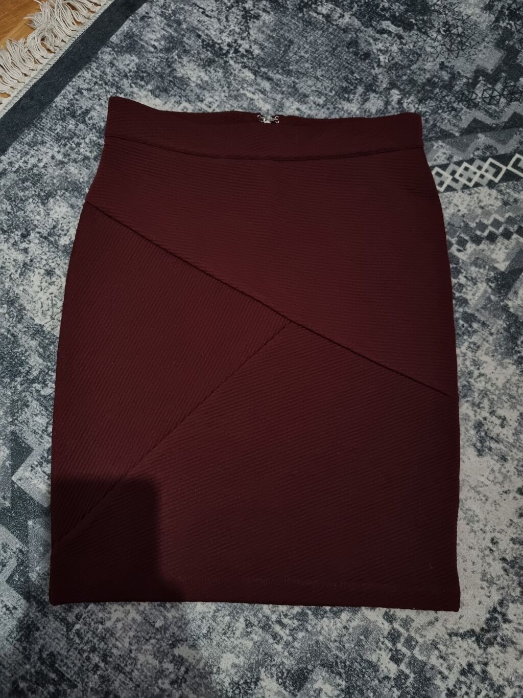 Bordo uska suknja (pencil kroj) - Boja: duboka bordo - Kroj