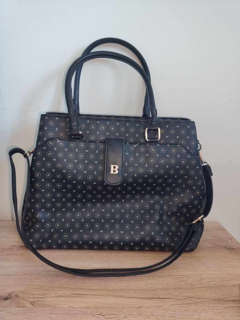 Elegantna ženska torba – crna sa zlatnim detaljima i monogram printom
