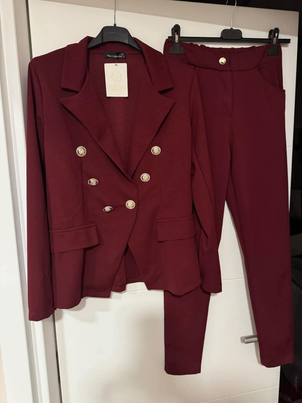 Elegantni damski komplet – sako i pantalone u bordo boji. - Sako dupli