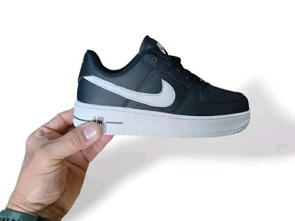 Nike Air Force 1 niske patike – crno/belo izdanje - Klasičan AF1