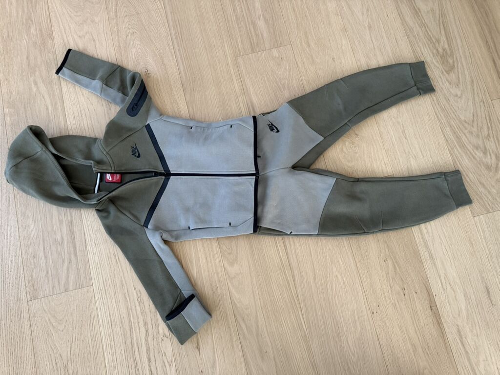 Nike dečija trenerka - Model: sportski komplet sa punim
