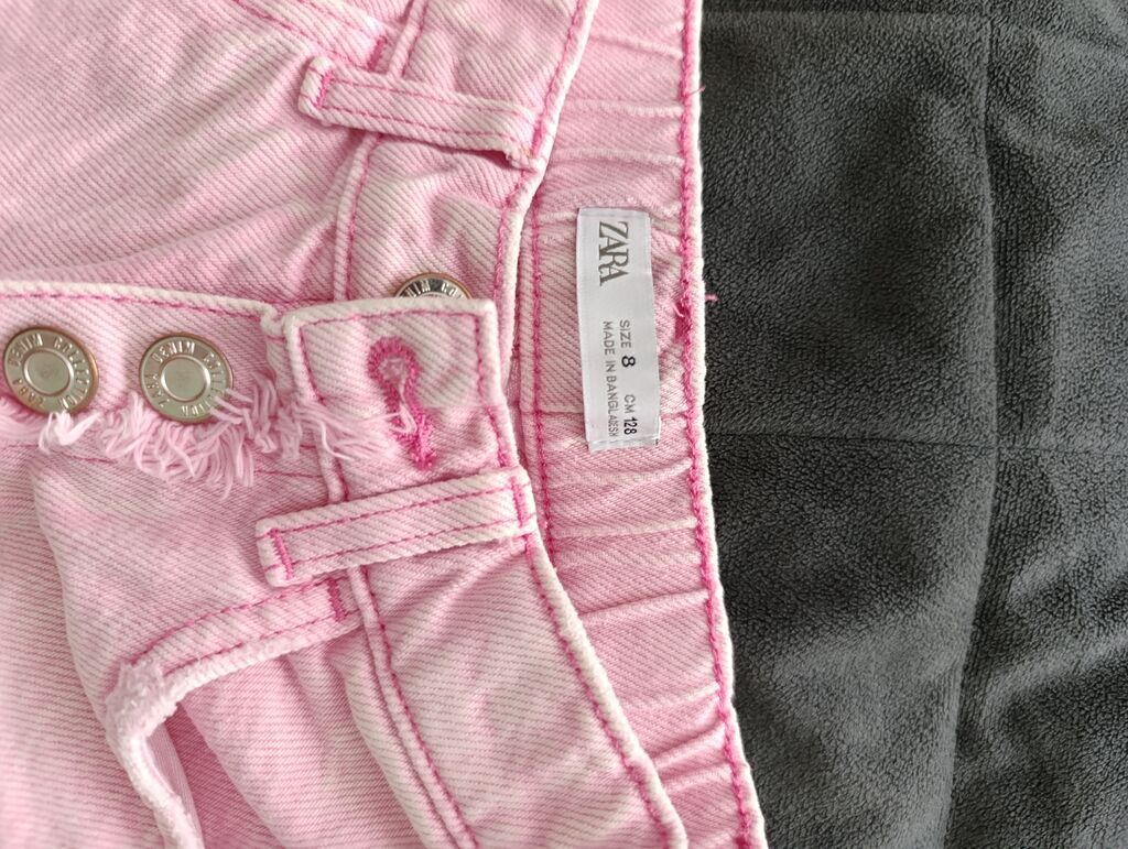 Roze dečiji šorts od teksasa brenda Zara. Šorts ima tri srebrna