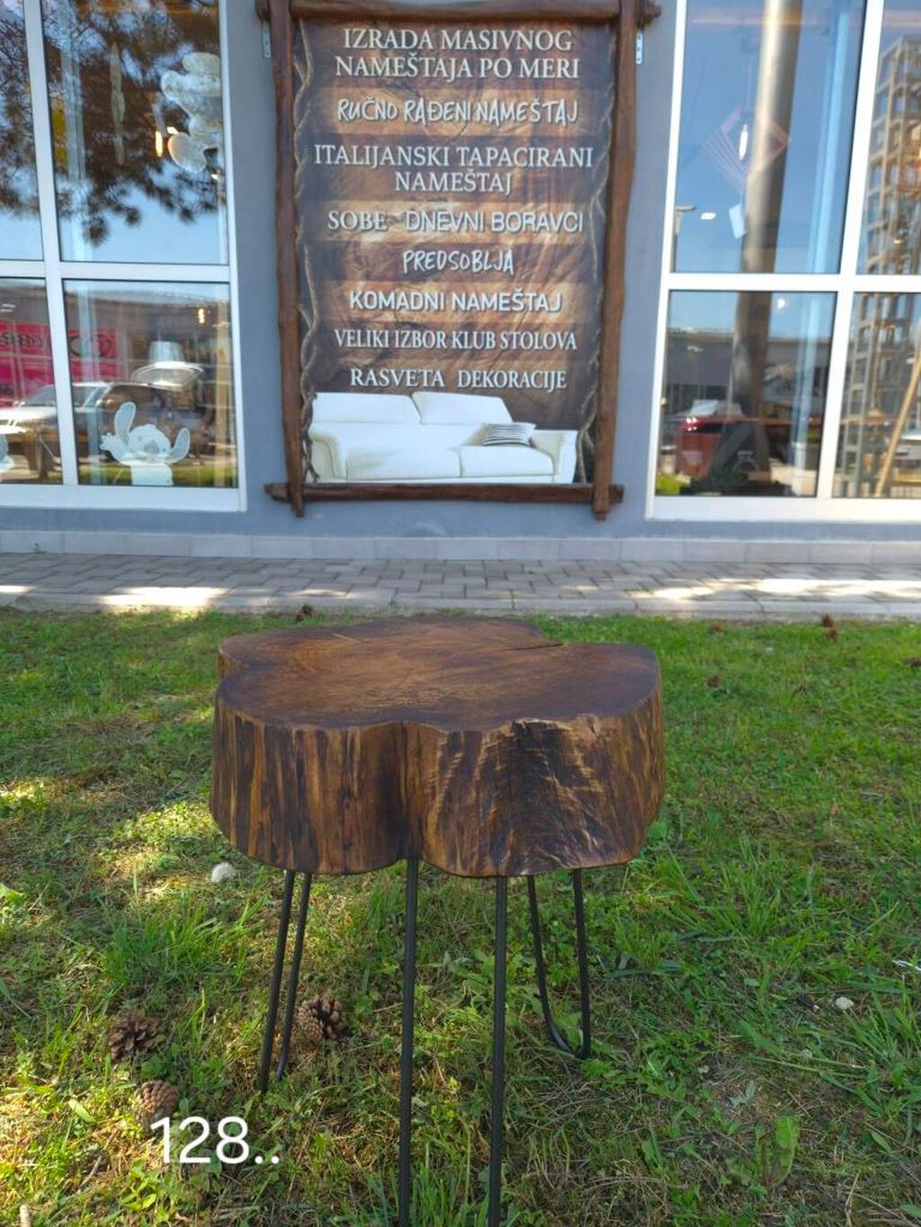 Klub sto napravljen od unikatnog panja Dimenzije: 45x41 H 46 Debljina