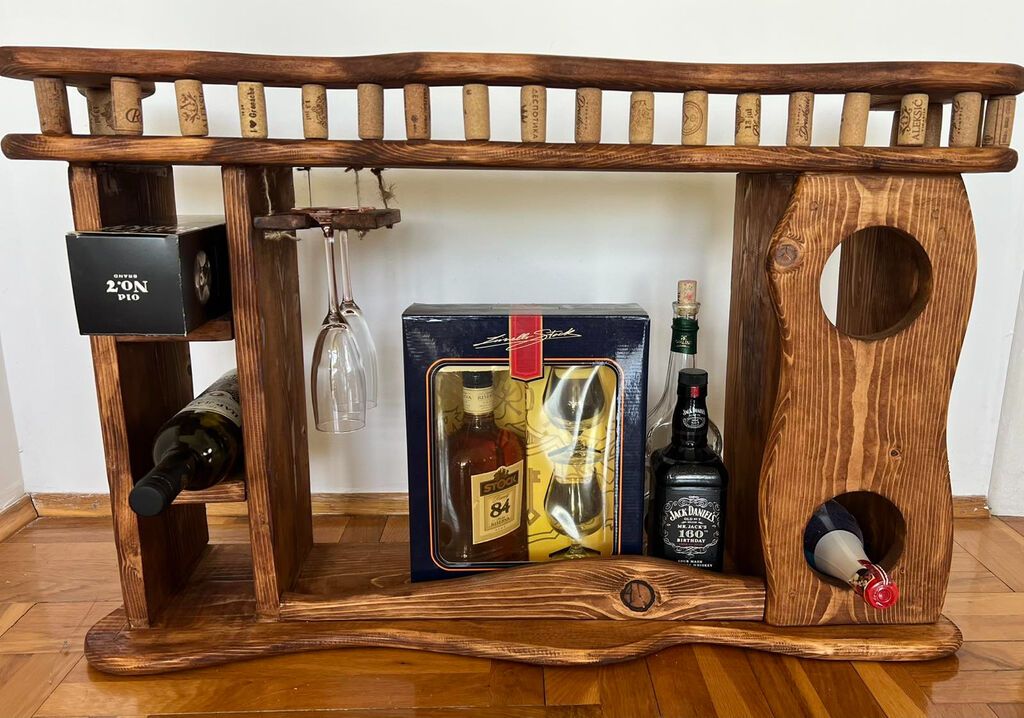Drvena polica za vino Novo Puno drvo Dimenzije : Visina 57 Dužina 90