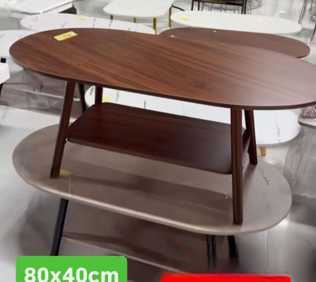 Klub sto sa policom – drvo orah ton - Dimenzije: 80 × 40 cm (označeno