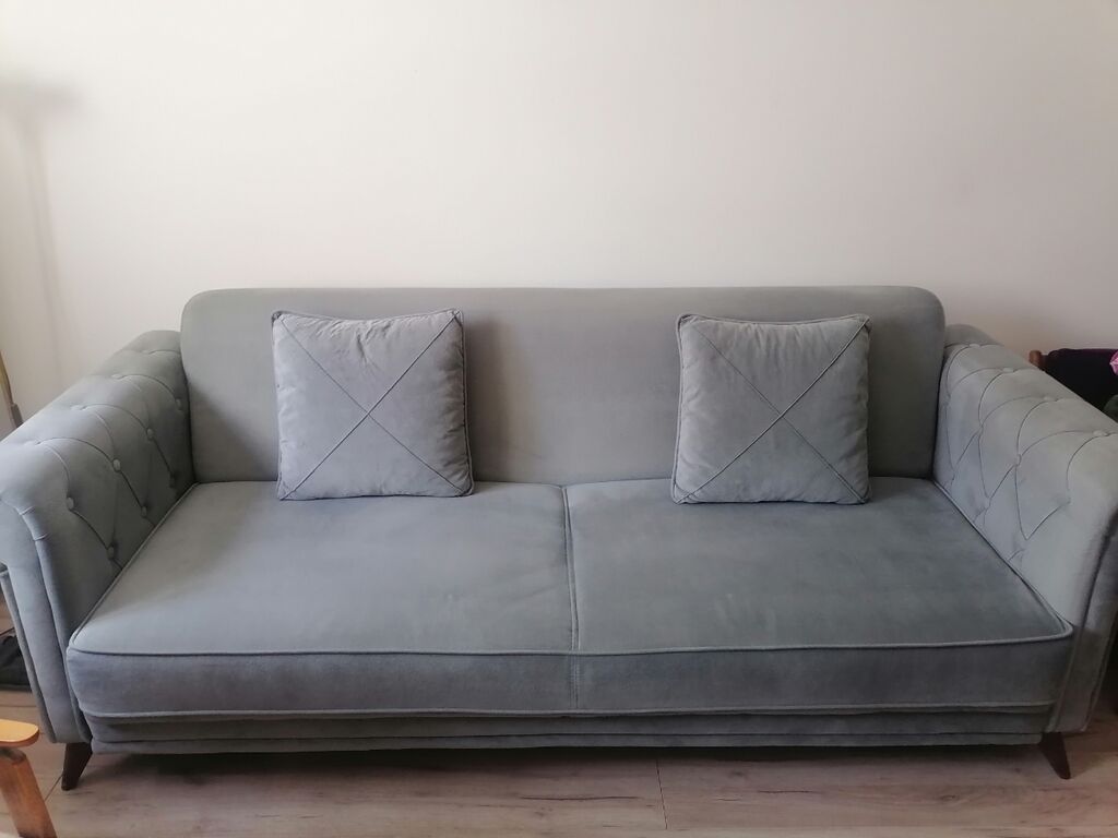 Kauč na rasklapanje (mehanizam „makaze“). Kada se rasklopi, ležaj