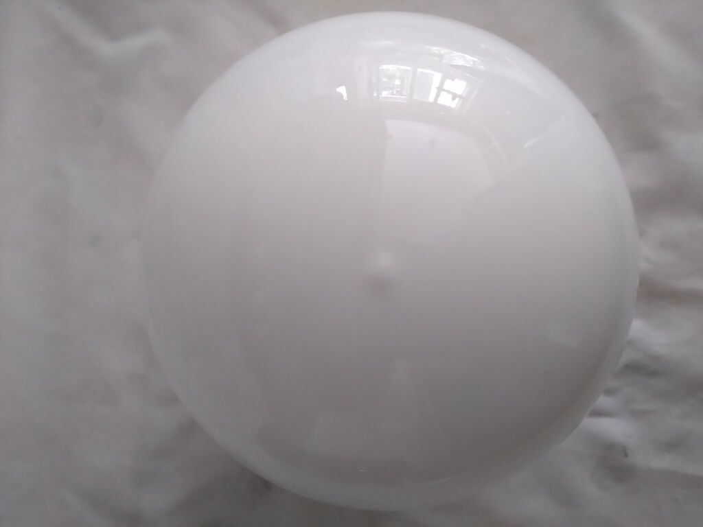 Staklo za plafonsku svetiljku precnik oko 14,5 cm. otvor 7 cm. sa