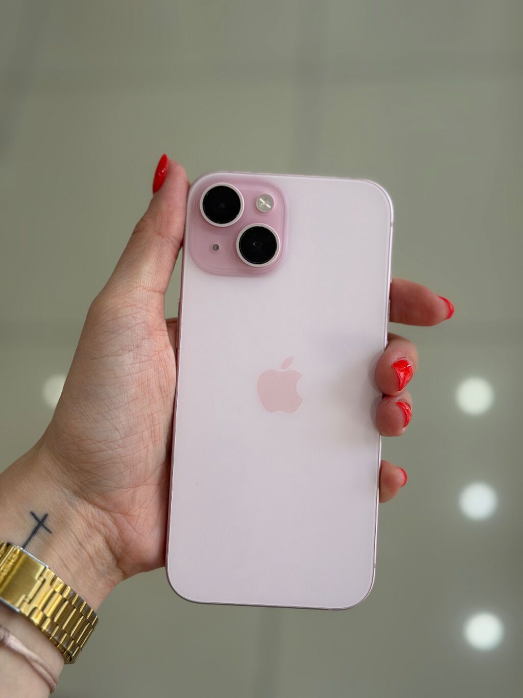 IPhone 15, 128 GB, roza boja. Kupljen nov u A1, star oko godinu i po