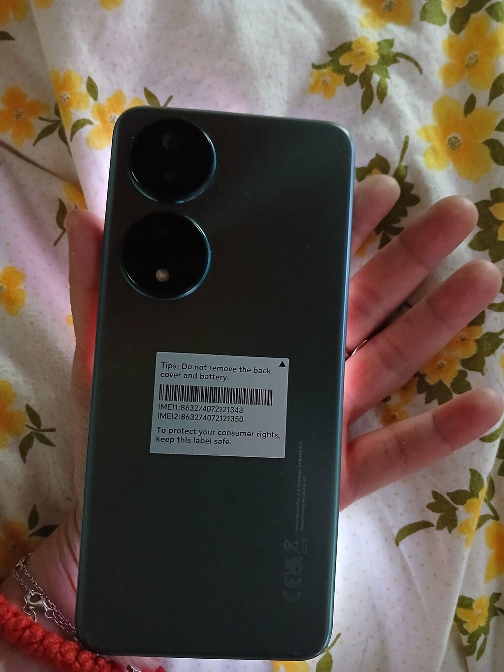 Pametni telefon sa dvostrukom zadnjom kamerom i ekranom sa rupicom za