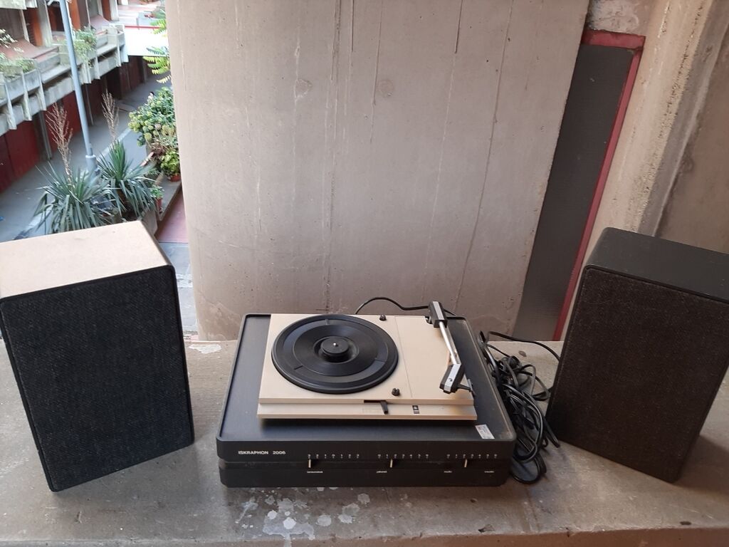 Gramofon sa zvucnicima, ispravan, malo koriscen