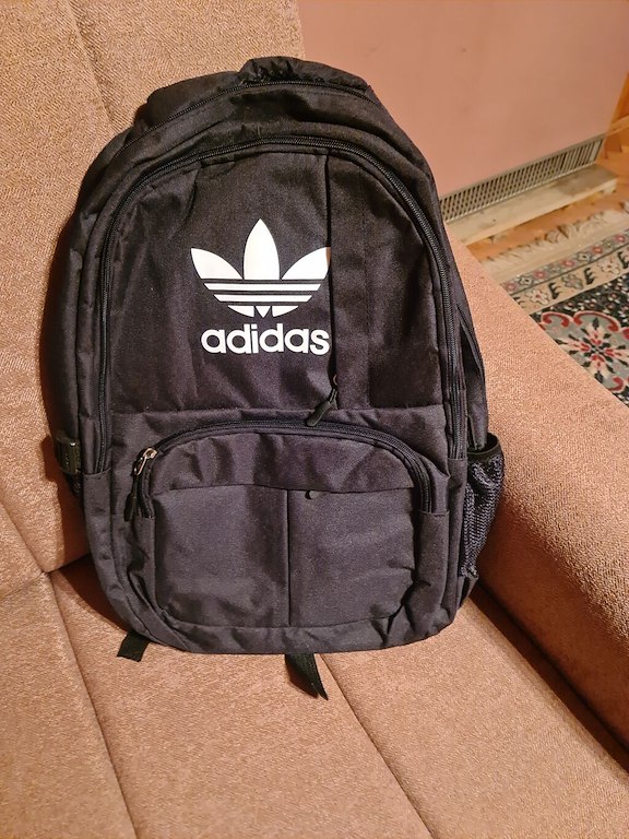 Adidas ranac – crni, sa belim Trefoil logotipom na prednjoj strani. -