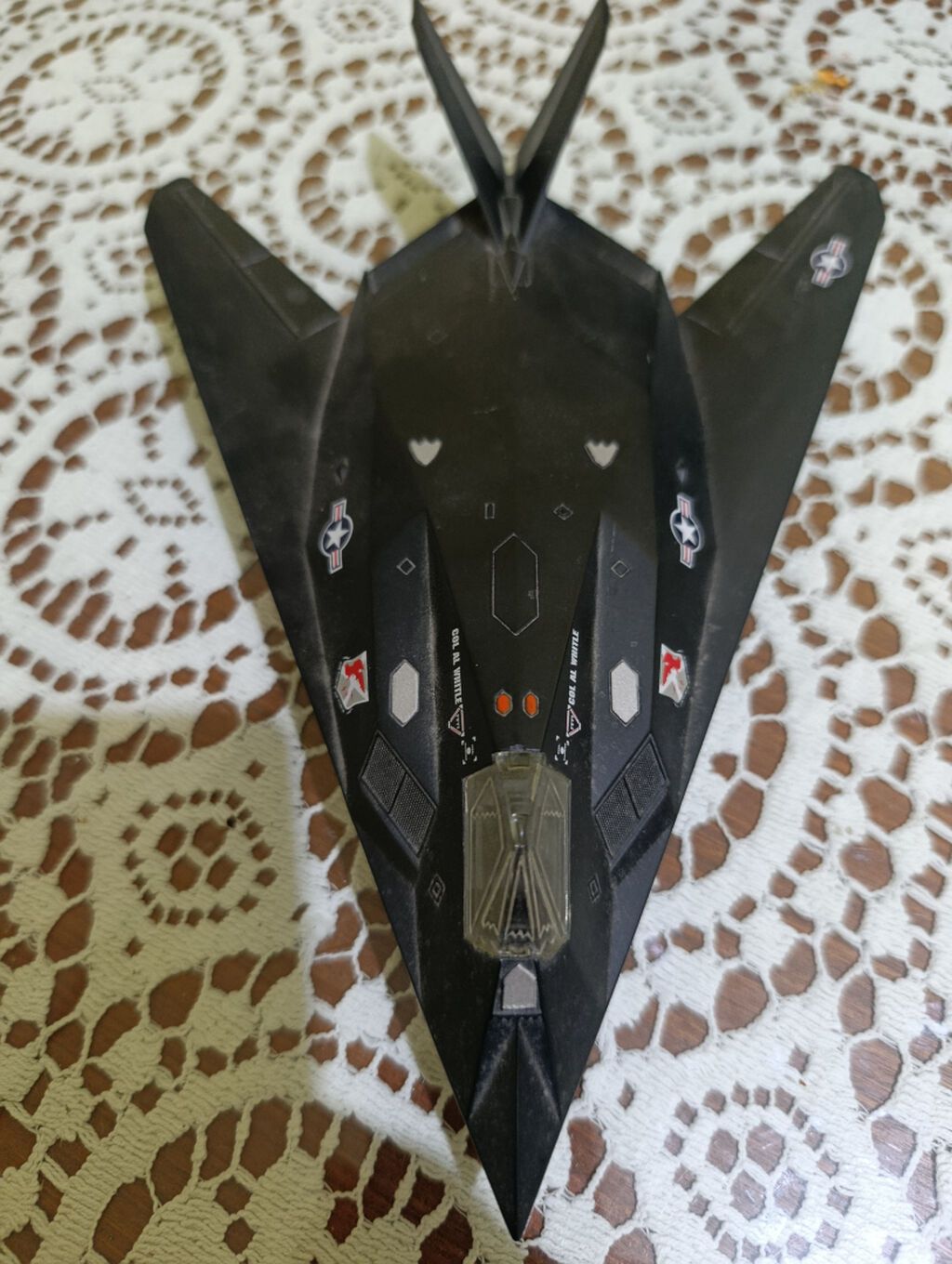 Plasticna maketa aviona F117 night hawk ima sva 3 tockica