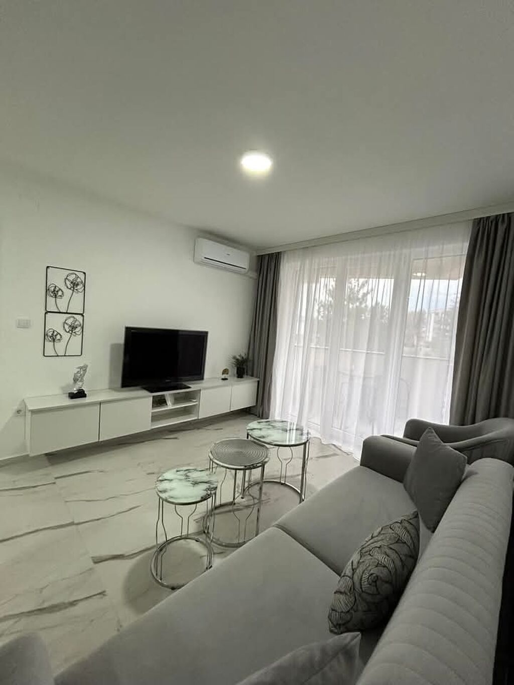 Apartmani “Favorit” – Srebrno jezero    Izdajemo moderno opremljene