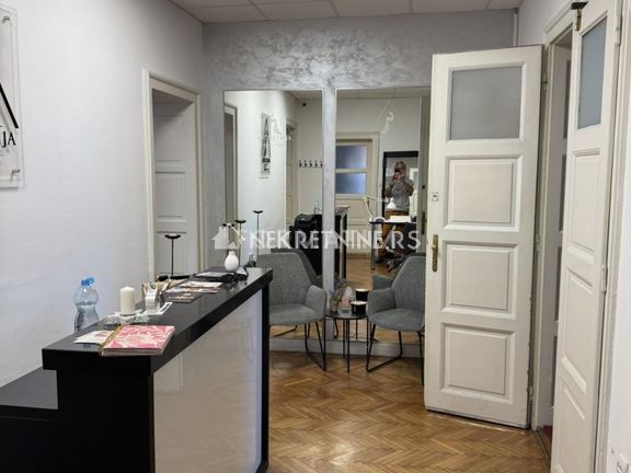 Retko u ponudi! Salonac u najlepšem delu Vračara ID#2646