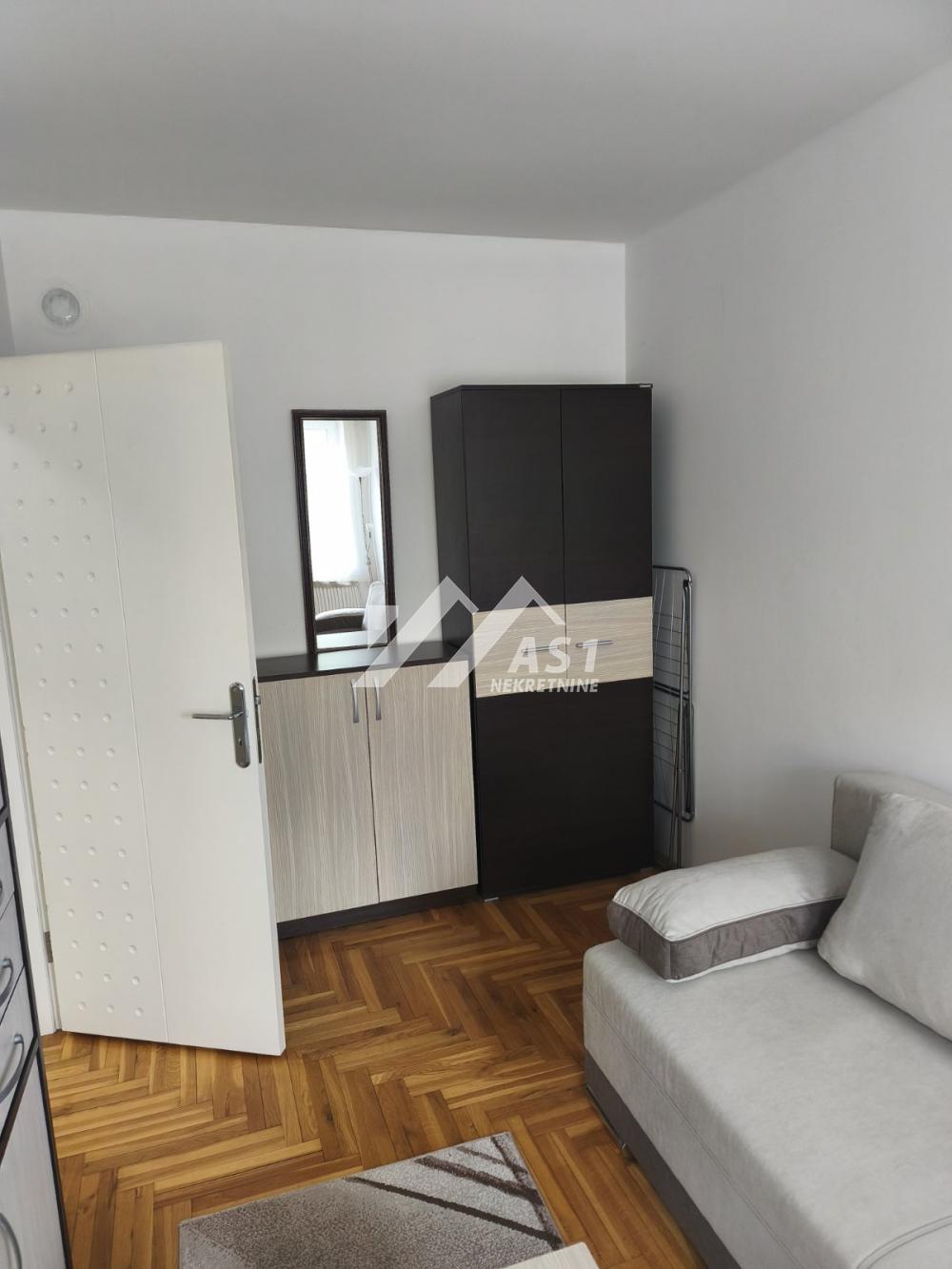 Izdajem lep fenomenalan jednosoban stan na Bulevaru Evrope !!! ID#6643
270 €