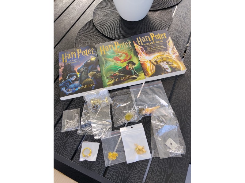 ****AKCIJA****VELIKI HARRY POTTER LOT KNJIGA I NAKITA