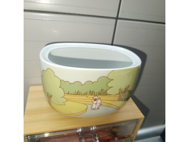 Katarina Henc cinija put kroz polje limited