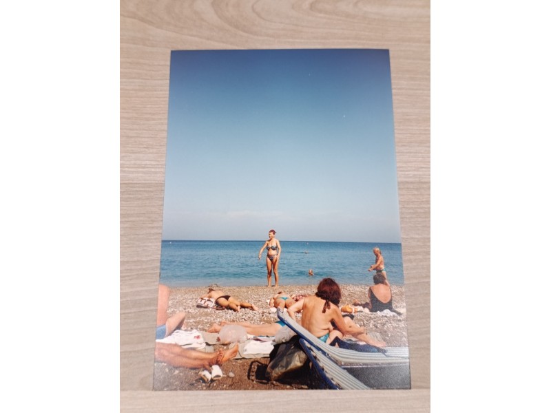 Fotografija dama pozira na plaži