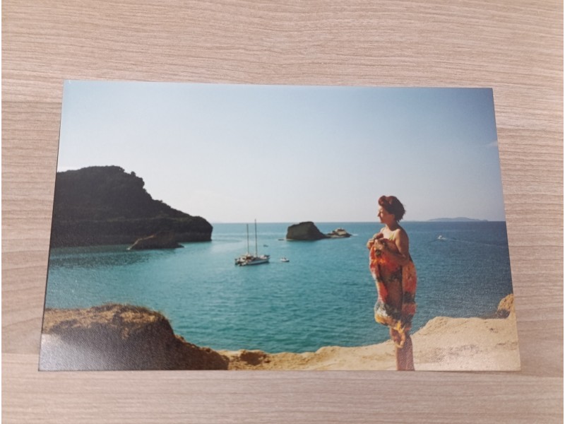 Fotografija dama pozira na plaži