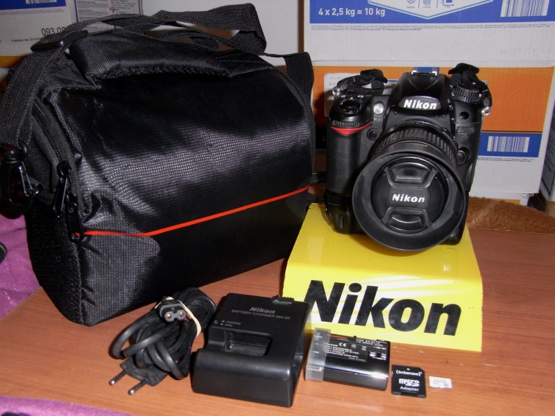 NIKON D7000 sa NIKON AF-S 18-55mm,2 baterije,buster.