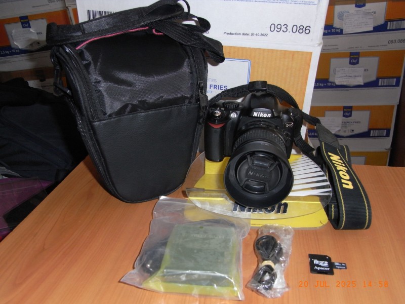 NIKON D40 sa NIKON AF-S 18- 55mm,punjačem i torbicom.