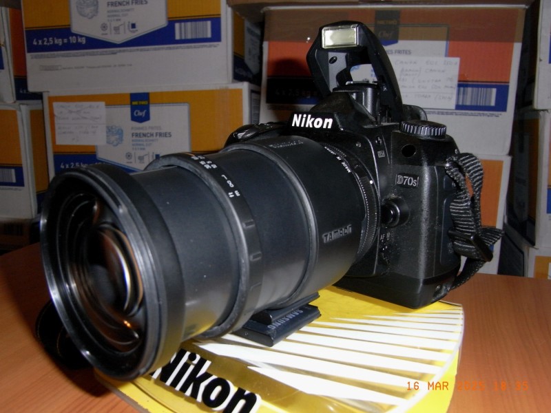 NIKON D70s sa TAMRON AF 28-200mm i opremom,14353 okidan