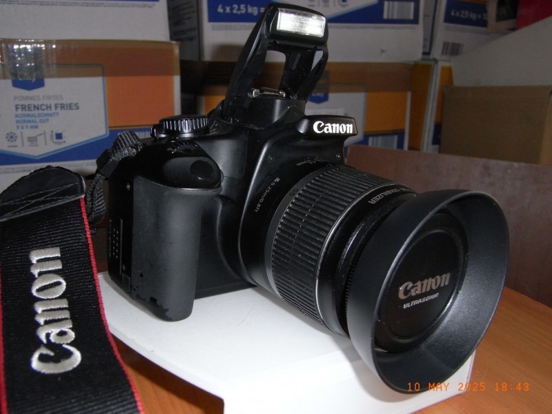 CANON EOS 1000D-sa objektivom EF-S 18-55 IS i torbom.