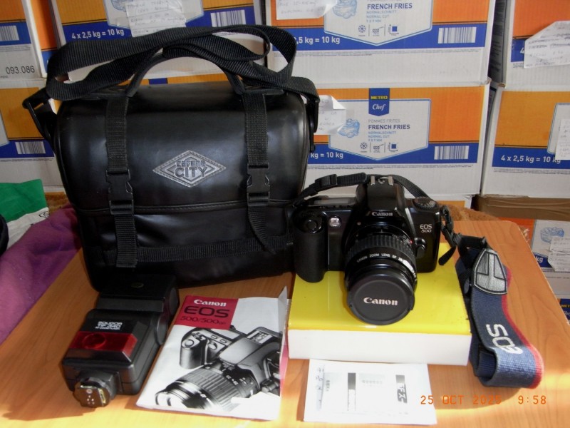 CANON EOS 500-EF 35-80,blic SOLIGOR,kožna torba CARENA.