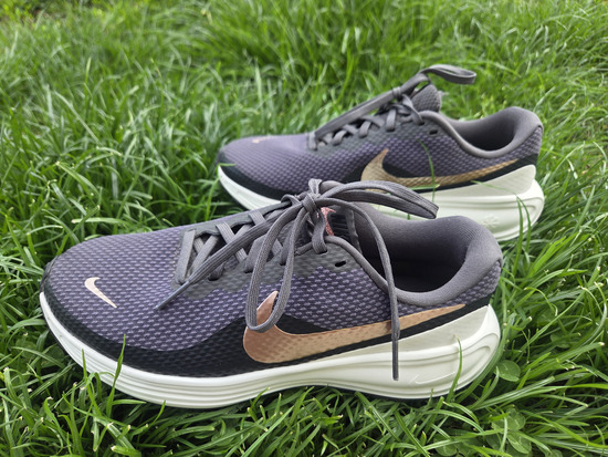 NOVE Nike Revolution 8