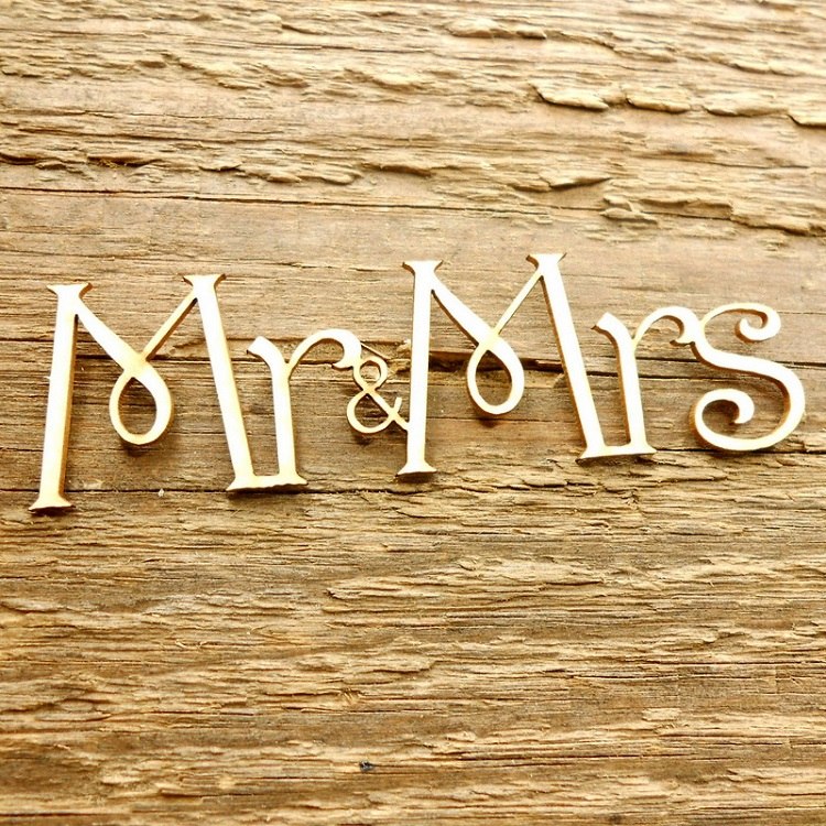 Drveni ukrasni natpis Mr. & Mrs. - ornament