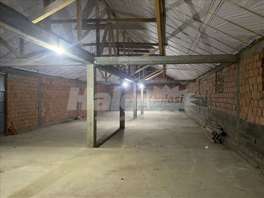 Izdajem magacin 300 m2