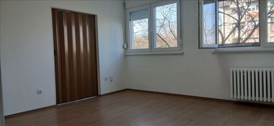 Odličan kompletno renoviran stan-VN 015