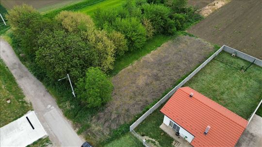 Stari Banovci građevinsko zemljište 613m2, Hitno