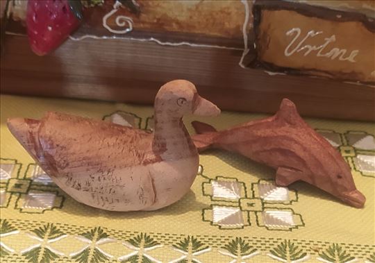 Drvene figurice delfin i patka