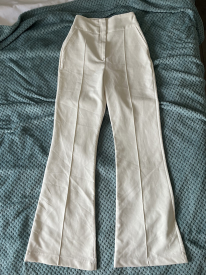 Bele lagane pantalone elegantne S