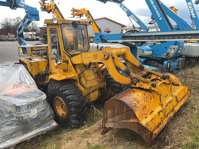 Utovarivač
Hanomag MF 33C Massey Ferguson / for parts only