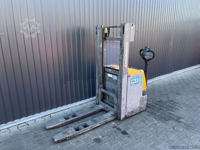 Slagači na traci za crtanje
Jungheinrich EJC216