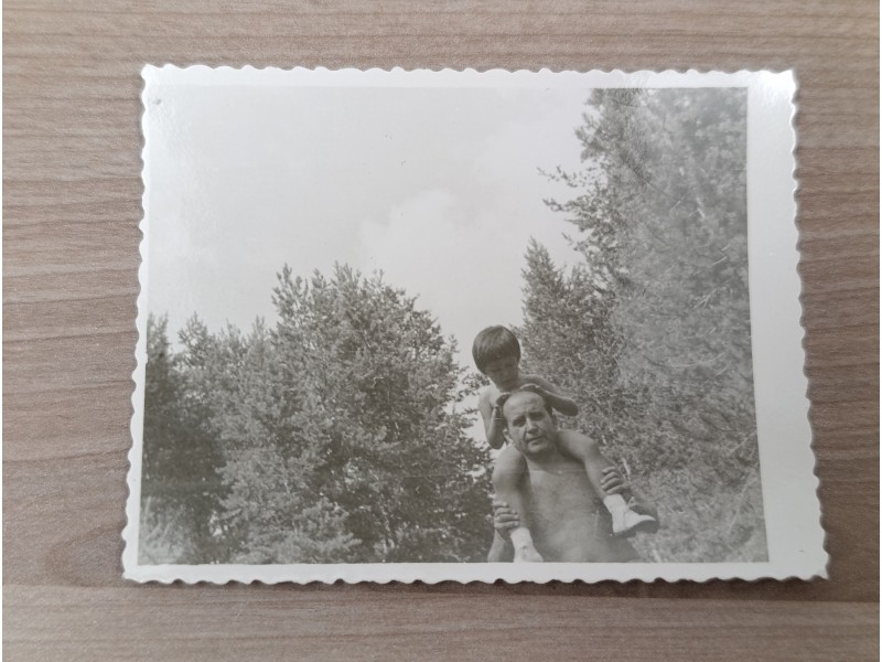 Vintage fotografija deda nosi unuka
