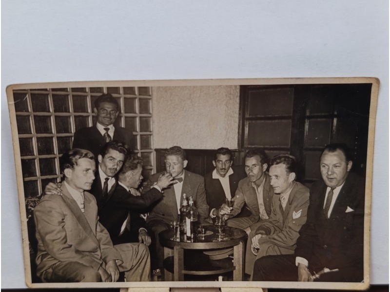 Vintage fotografija gospoda u kafani