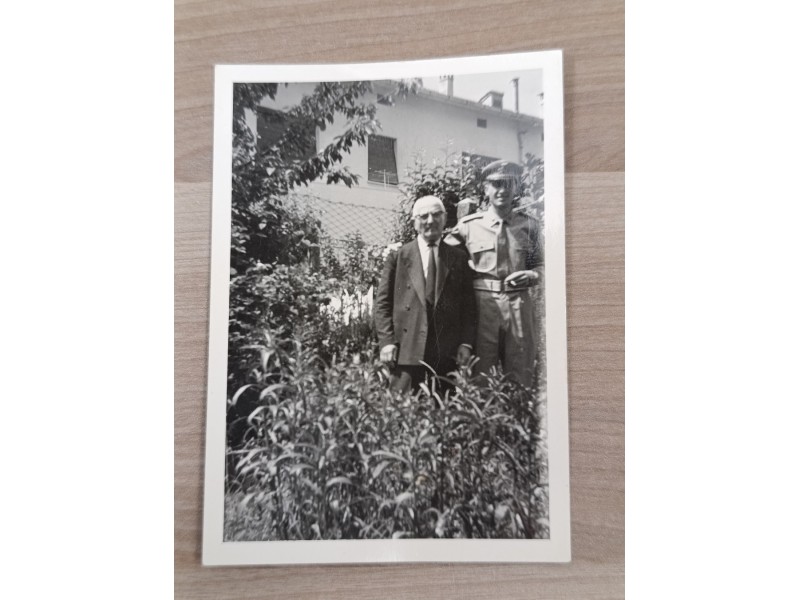 Vintage fotografija gospodin i oficir