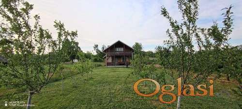 Privina Glava vikendica potkrovlje 58m2 plac 2143m2 HITNO!